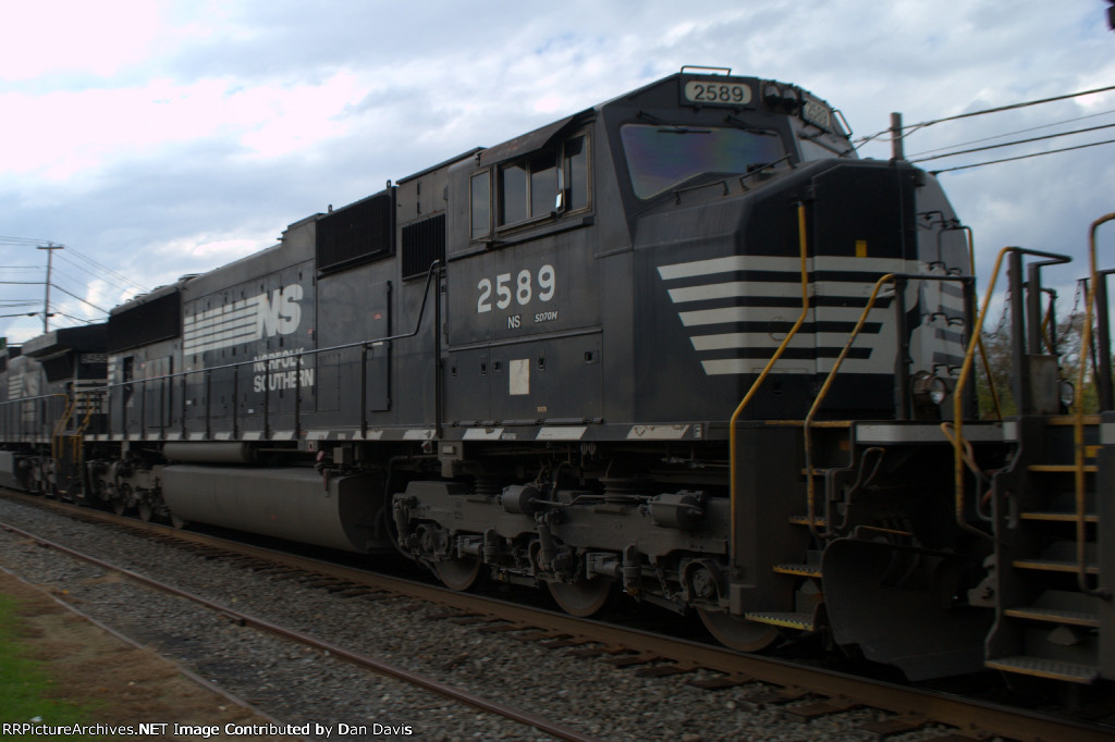 NS SD70M 2589 trails on 20K